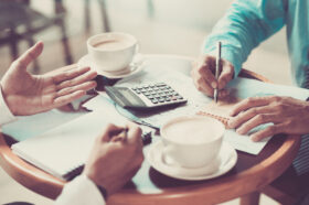 Angebotsoligopol: Definition, Merkmale und Beispiele